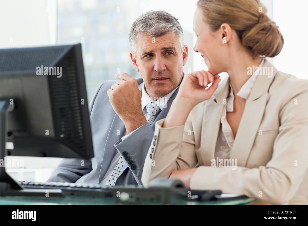 People sitting in front of computer hi-res stock photography and images ...