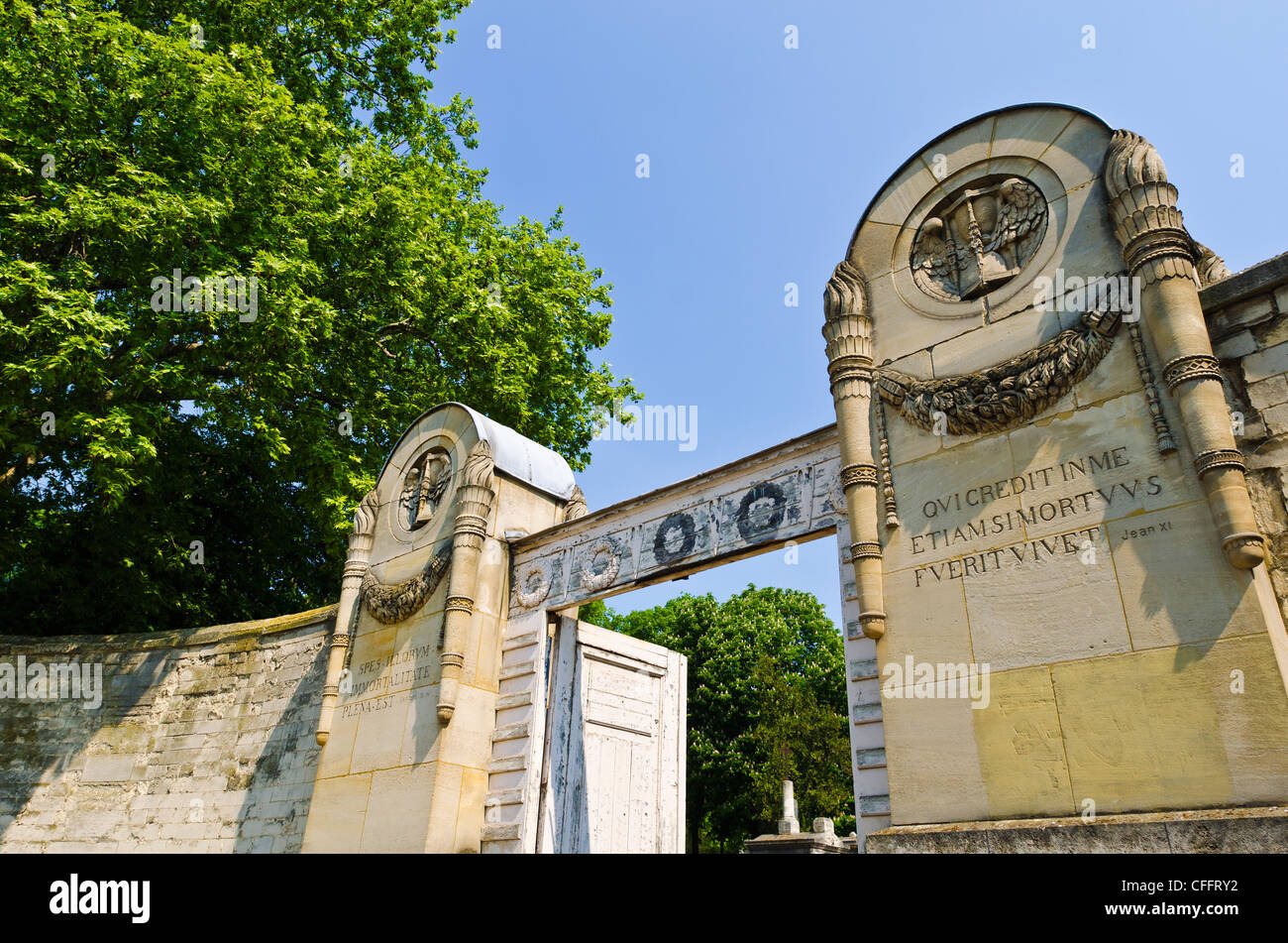 Gates at the main entrance, Père Lachaise Cemetery, Paris, France Stock ...
