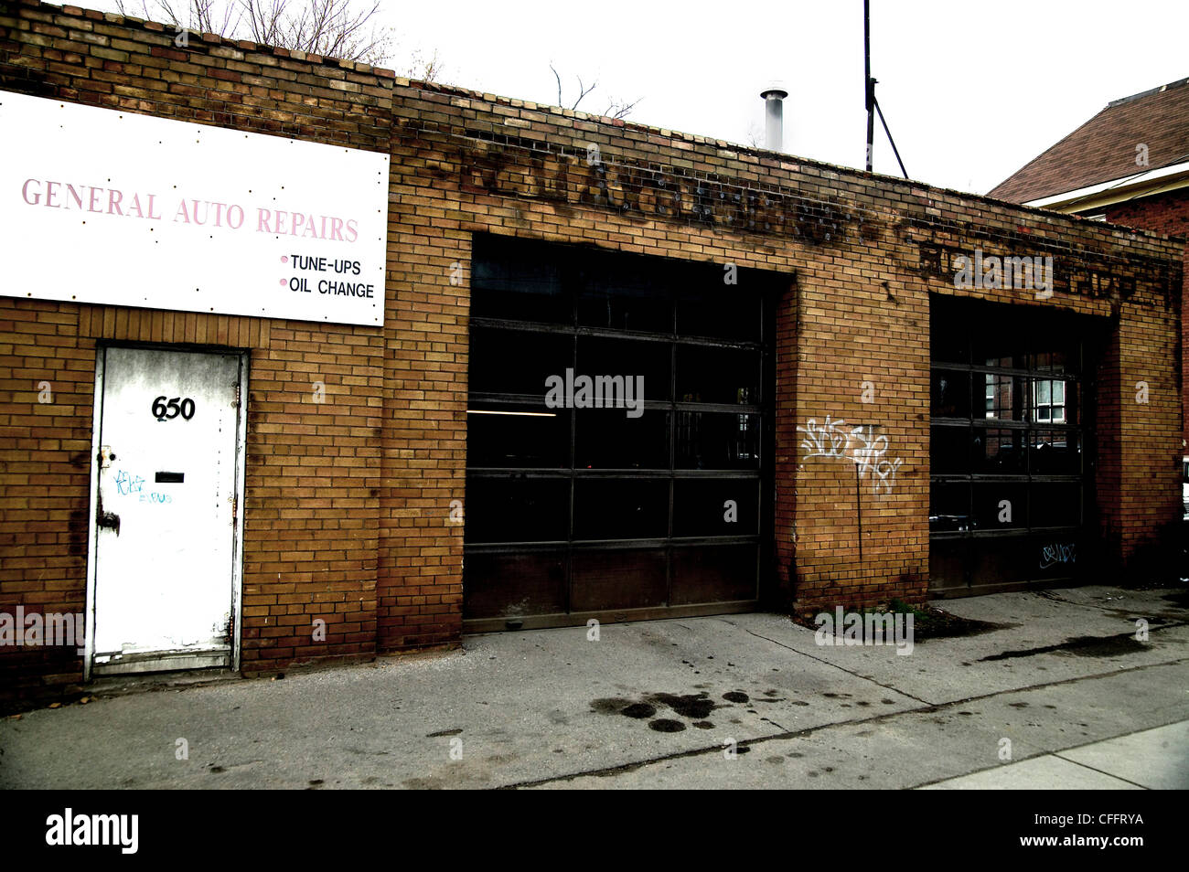 Car repair shop exterior hi-res stock photography and images - Alamy