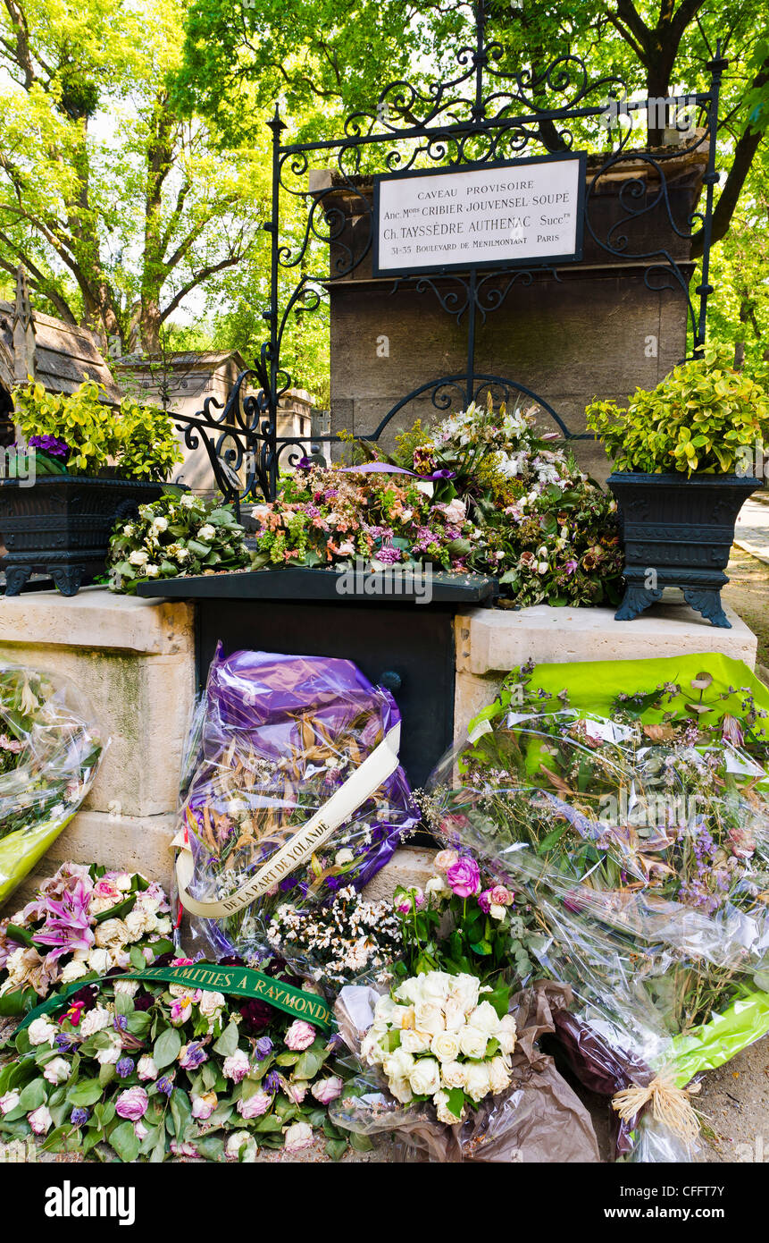 Flowers on graves at Père Lachaise Cemetery, Paris, France Stock Photo ...