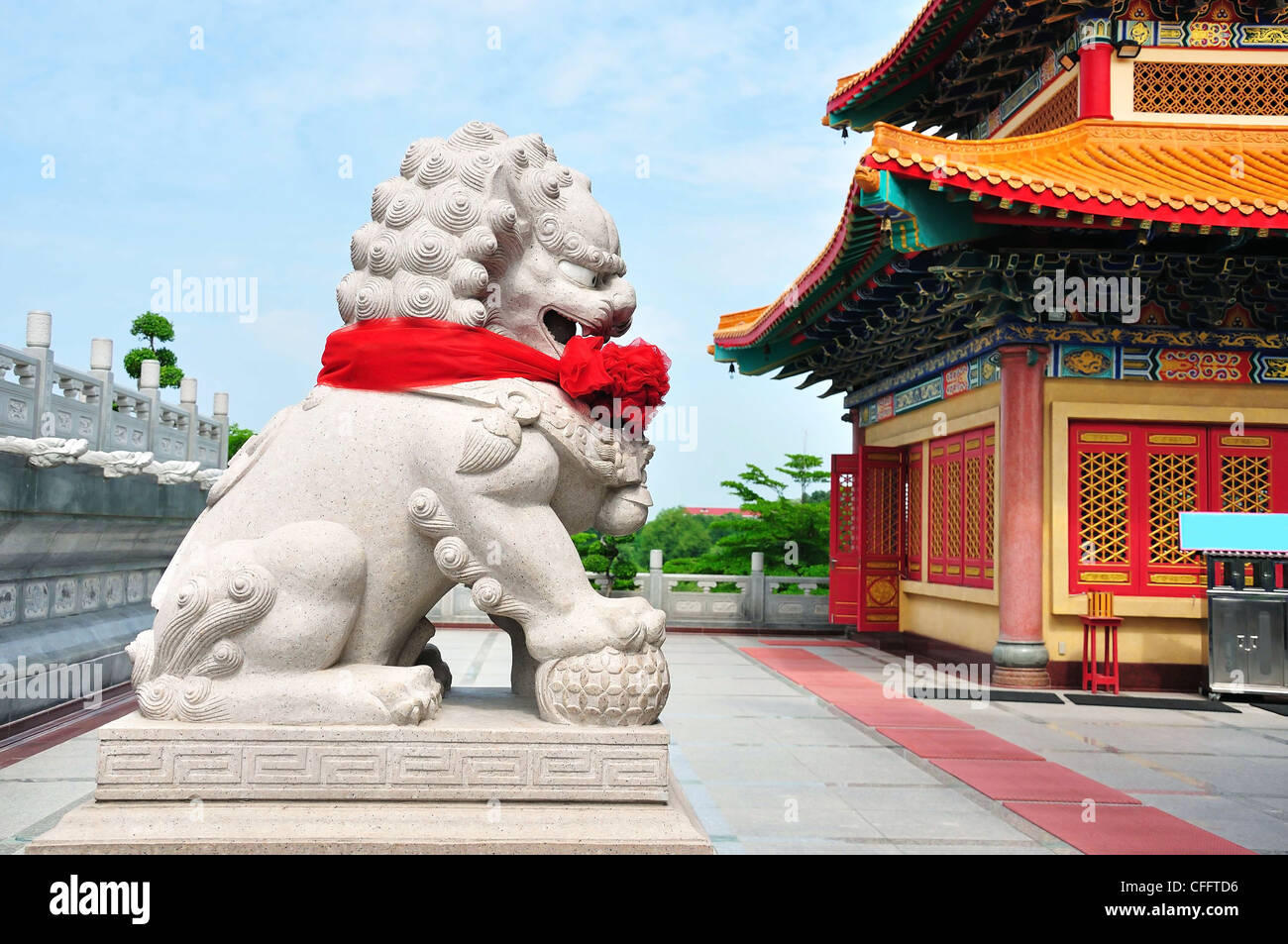 Sculpture of chinese lion hi-res stock photography and images - Alamy