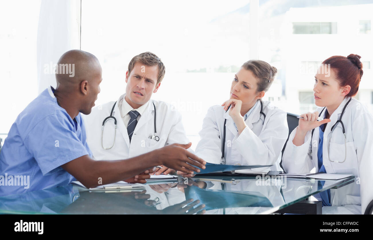 Doctors speaking with a fellow member of staff Stock Photo - Alamy