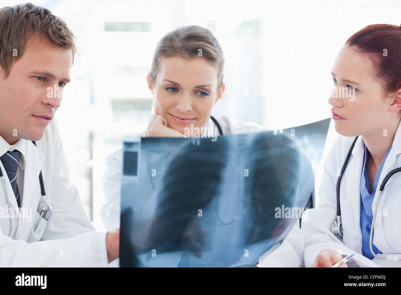 Doctor explaining an x-ray to his colleagues Stock Photo - Alamy