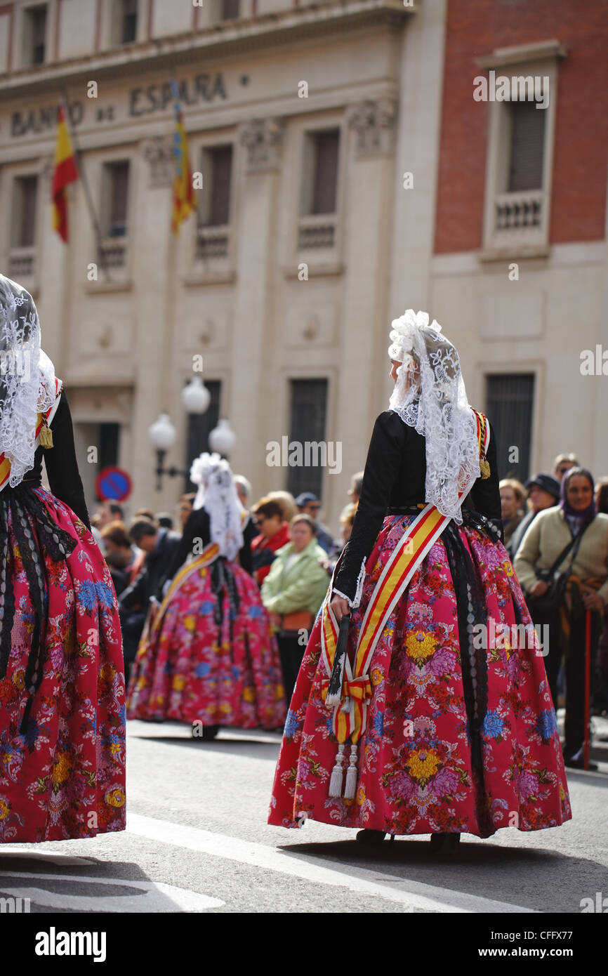 Spanish ladies wearing traditional spanish hi-res stock photography and ...