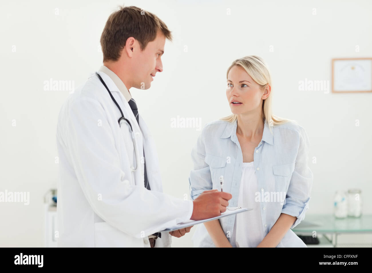 Doctor talking to patient hi-res stock photography and images - Alamy