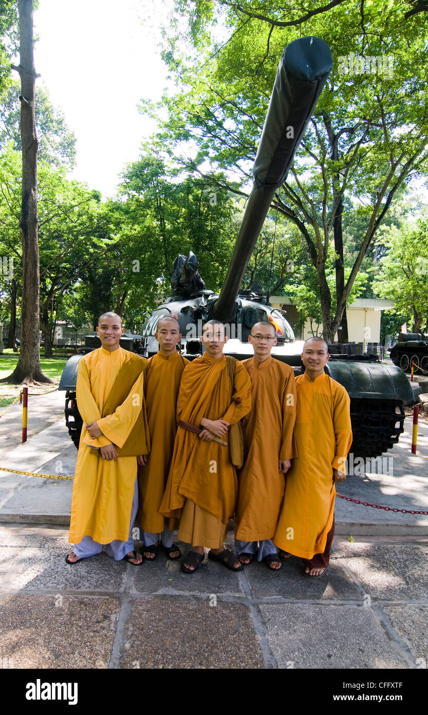 Vietnam monks hi-res stock photography and images - Alamy