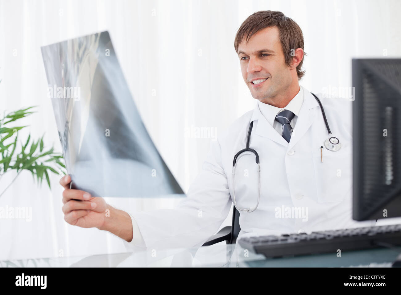 Doctor happy computer hi-res stock photography and images - Alamy