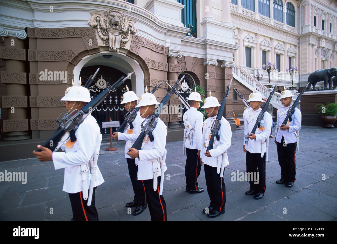 Palace guards hi-res stock photography and images - Alamy
