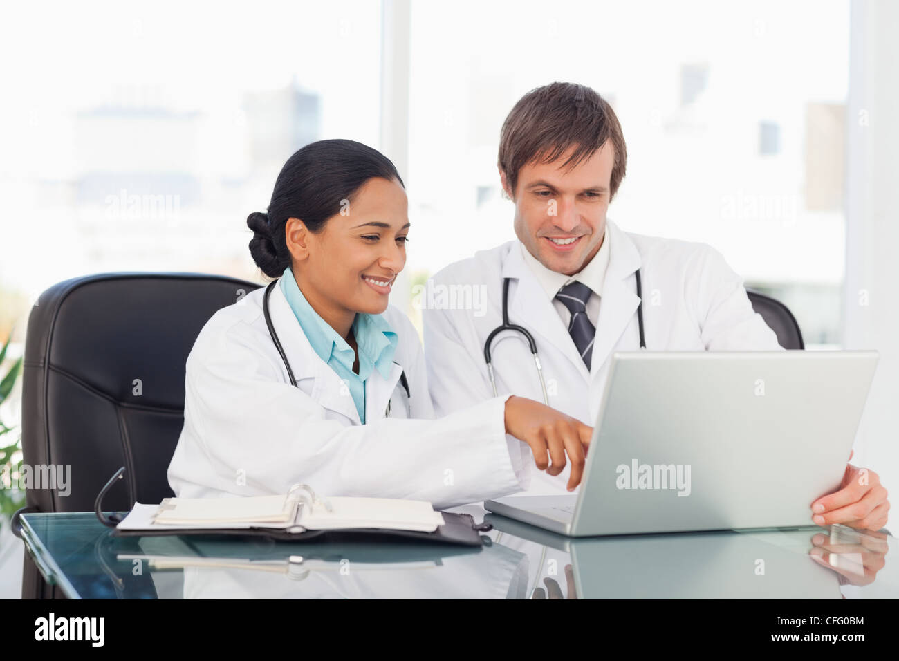 Doctors talking hi-res stock photography and images - Alamy