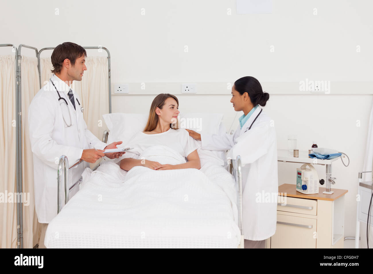 Patient surrounded by doctors hi-res stock photography and images - Alamy