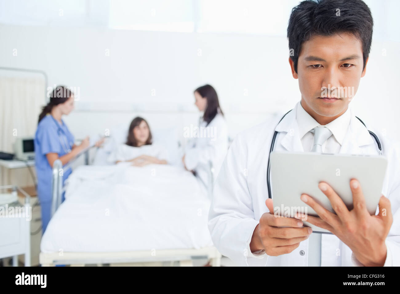 Doctor treating patient hi-res stock photography and images - Alamy