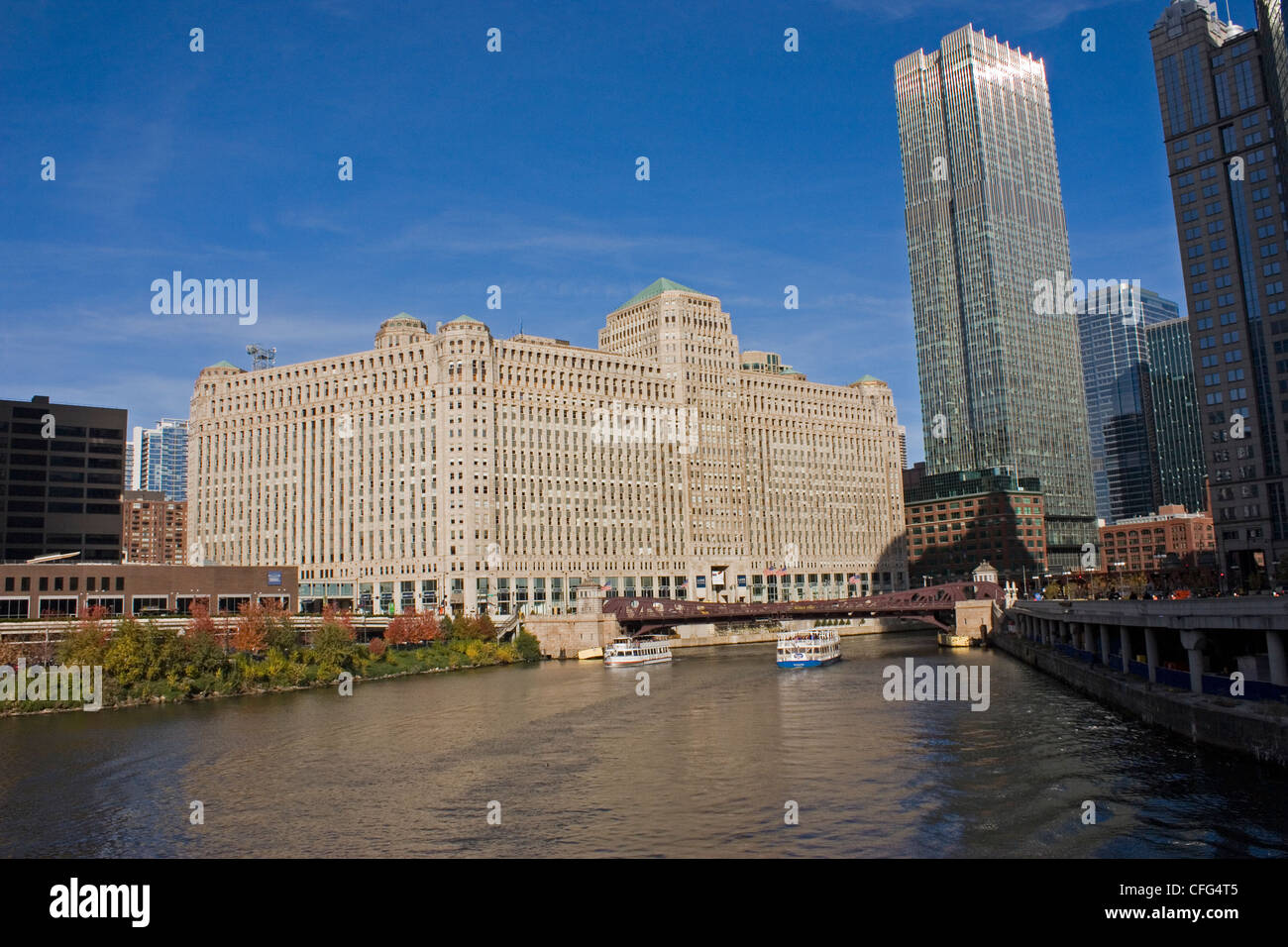 Merchandise Mart building and Franklin Bridge on the Chicago River ...