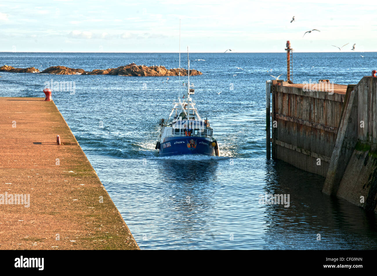 eyemouth scotland fishing returning through the harbour entrance Stock ...