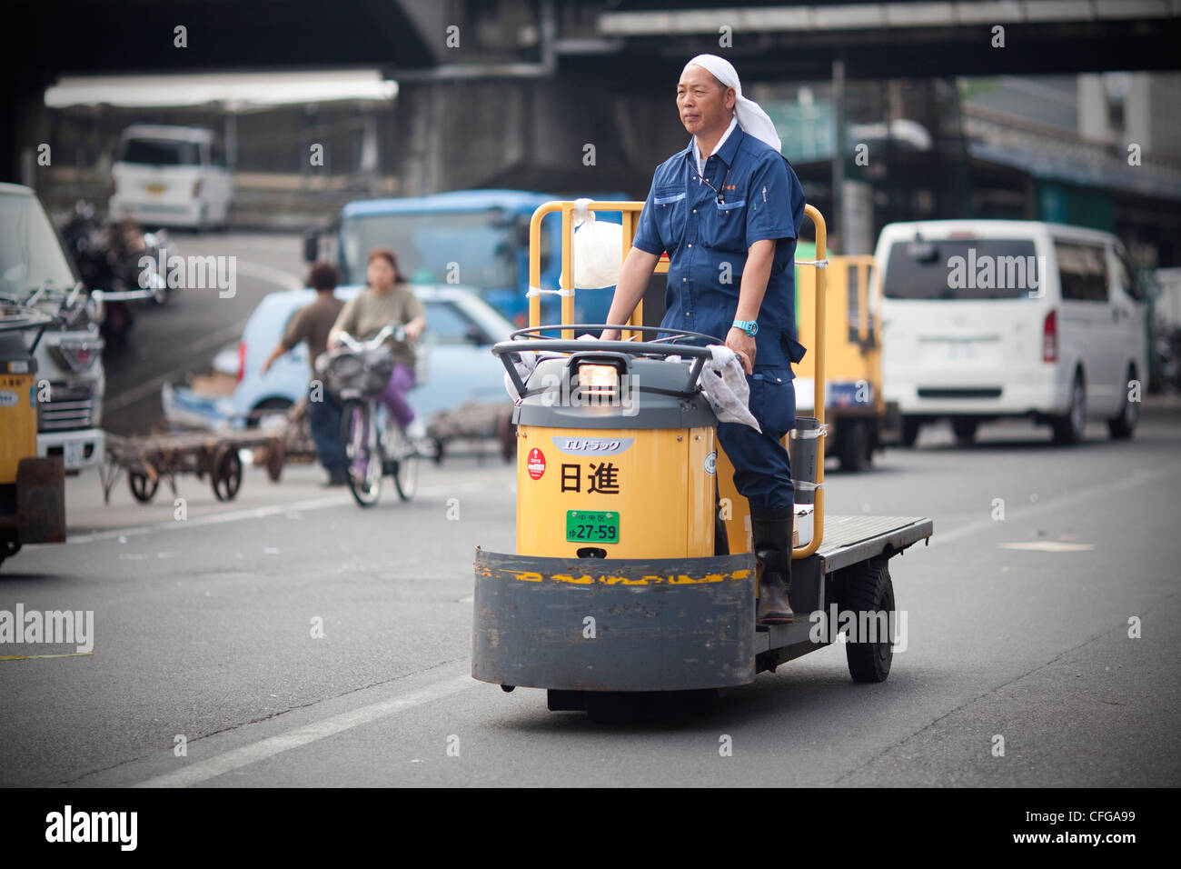 Japanese worker transporting through the Tokyo fish market Stock Photo ...