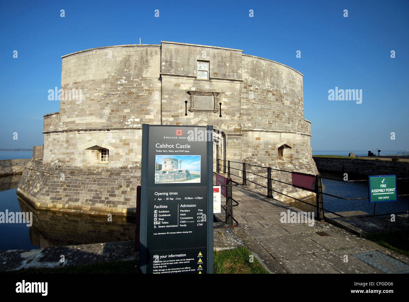 Calshot Castle in the sunshine Stock Photo - Alamy