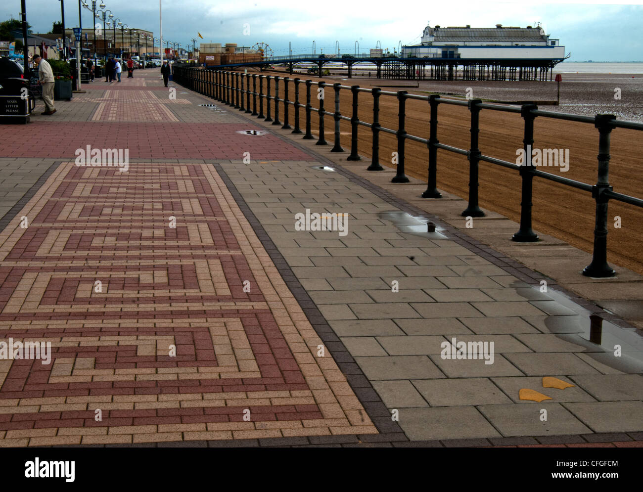 Beach promenade cleethorpes beach cleethorpes hi-res stock photography ...