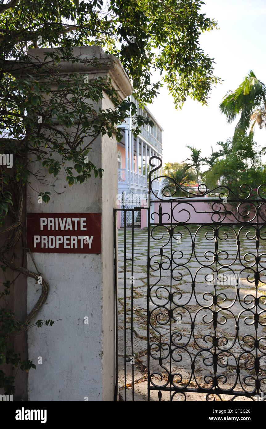 Private property warning sign, Nassau, Bahamas Stock Photo - Alamy
