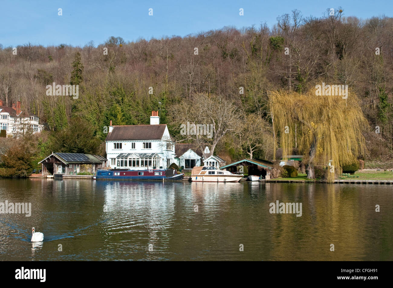House and boats on Thames path at Henley-on-Thames, Oxfordshire ...