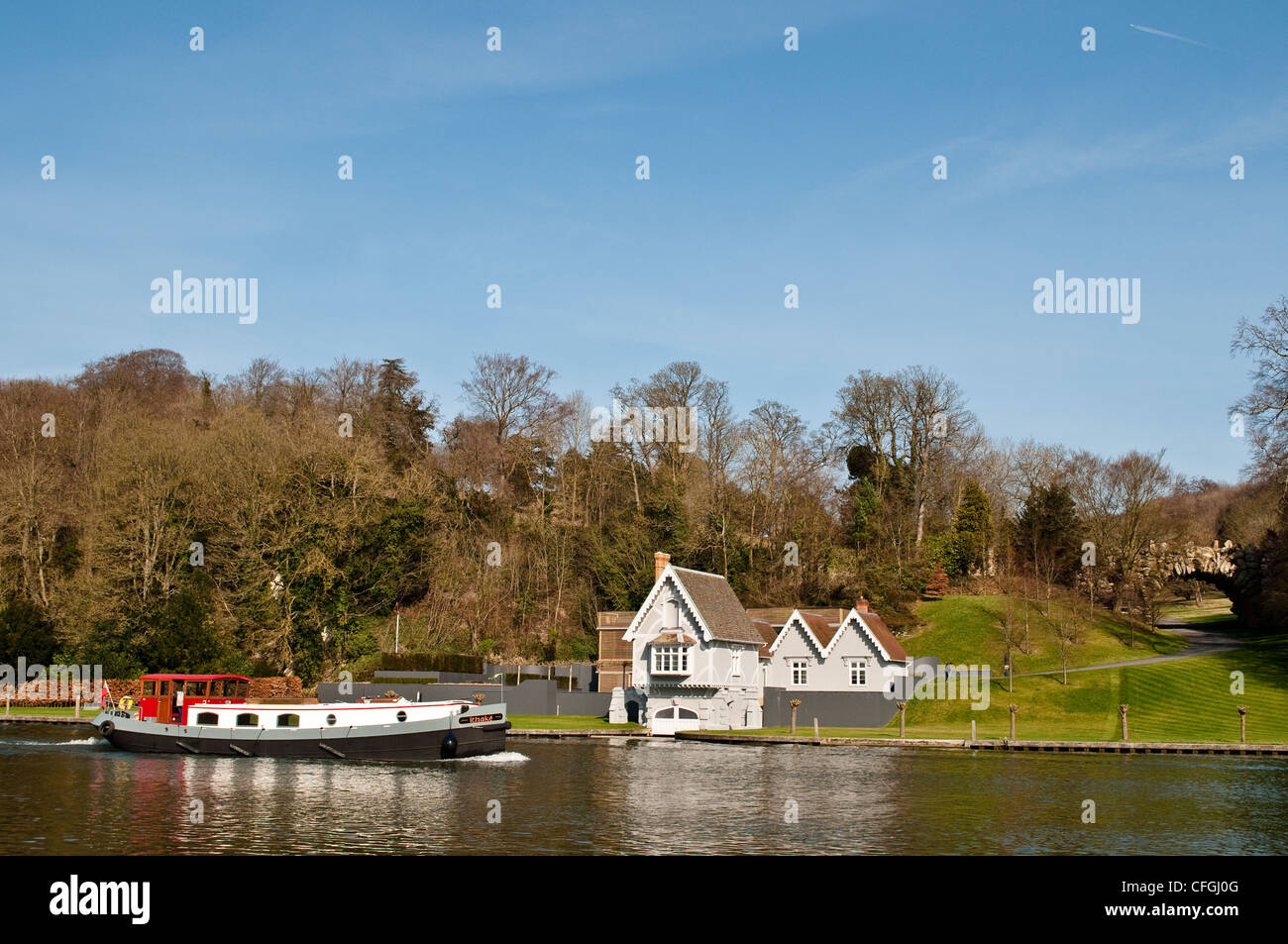 Posh house on Thames path at Henley-on-Thames, Oxfordshire, England, UK ...