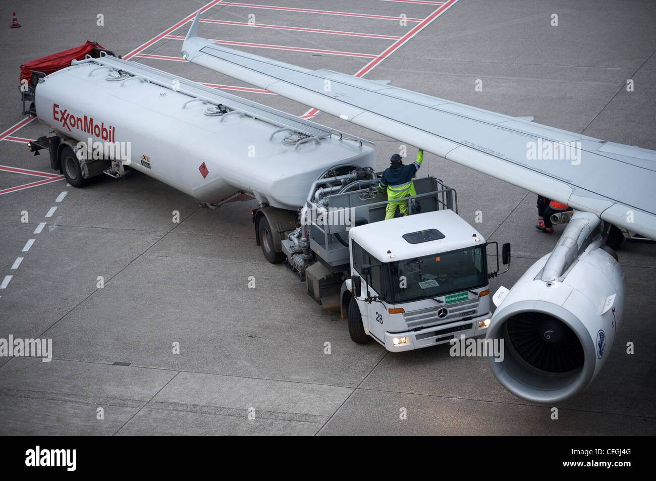 Refueling aircraft hi-res stock photography and images - Alamy