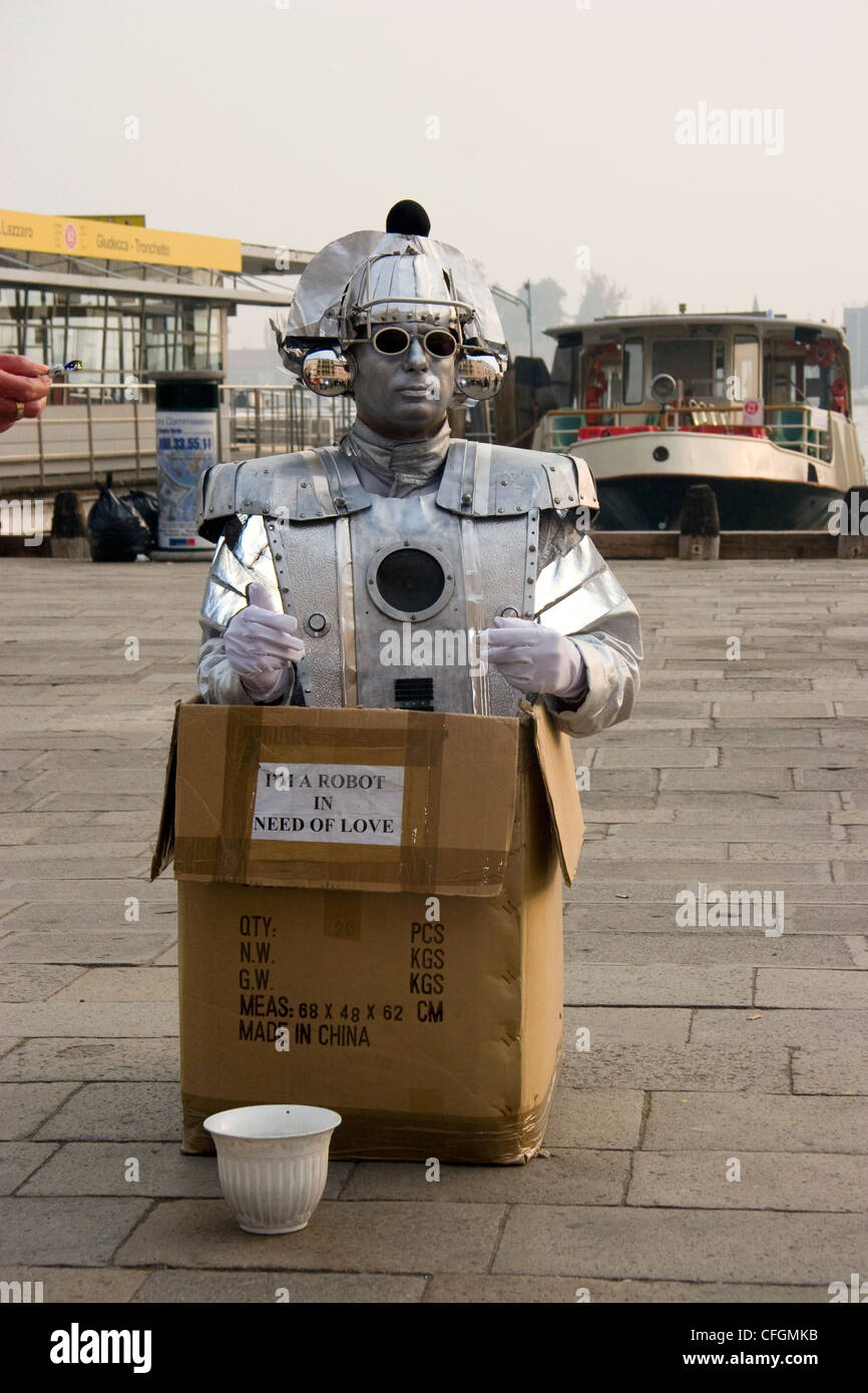 Street performer in Venice, dressed up as a robot Stock Photo - Alamy