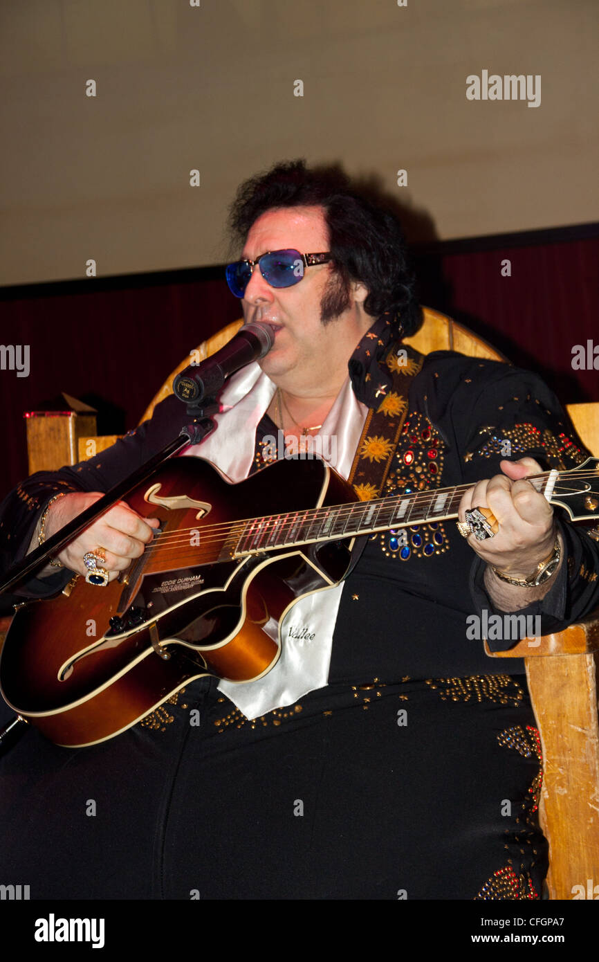 Big elvis hi-res stock photography and images - Alamy