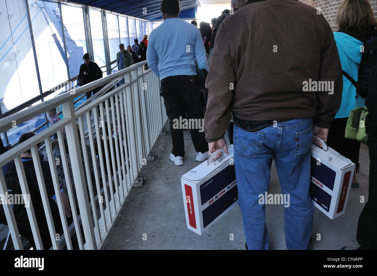 Cruise ship gangway & disembarking Stock Photo - Alamy