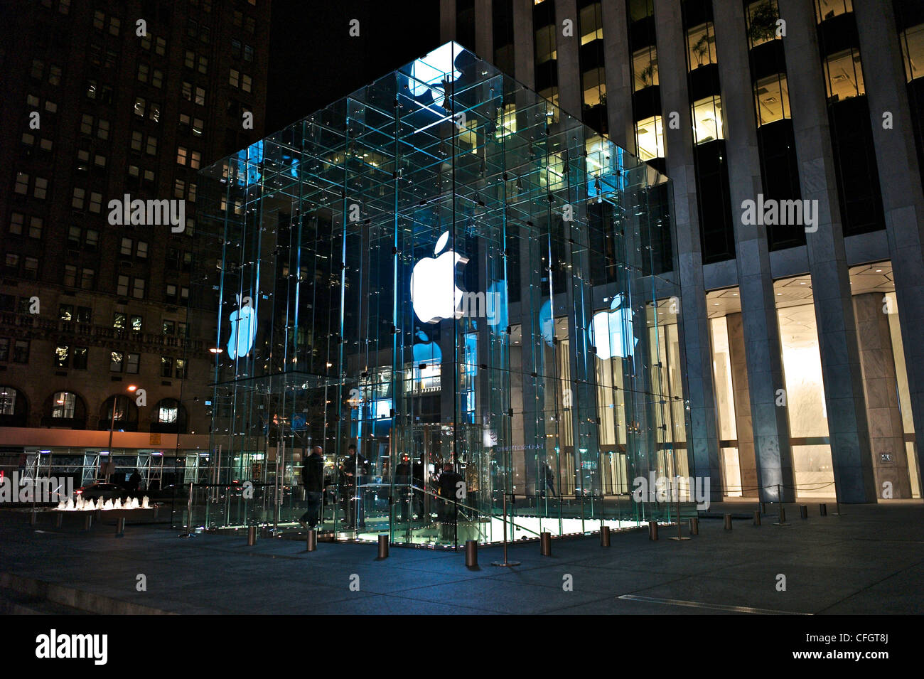 The Apple Store, known as the Cube, on Fifth Avenue, New York Stock ...