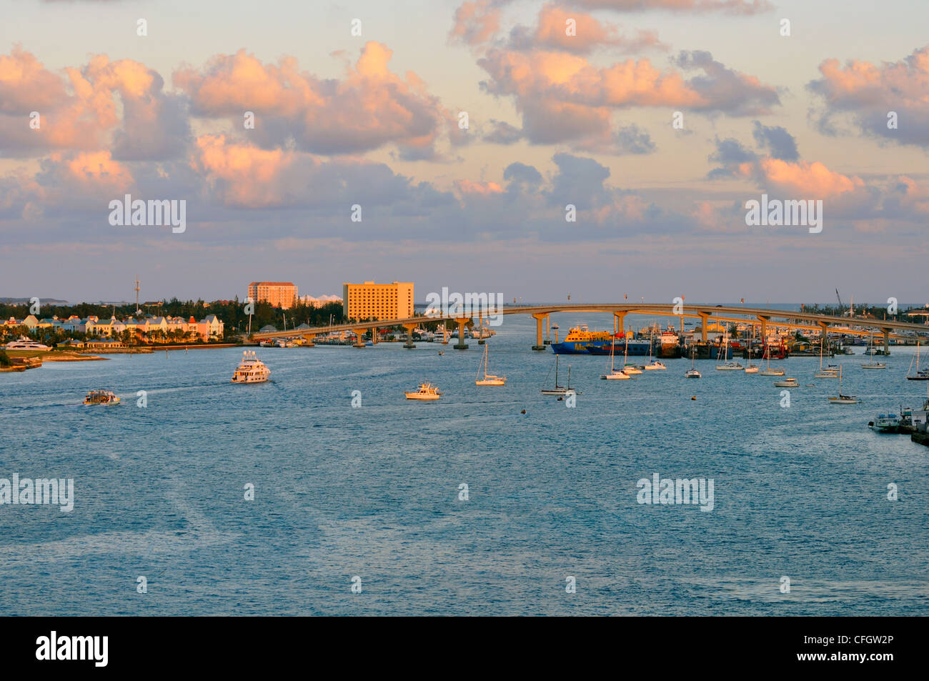 Paradise island bridge bahamas hi-res stock photography and images - Alamy