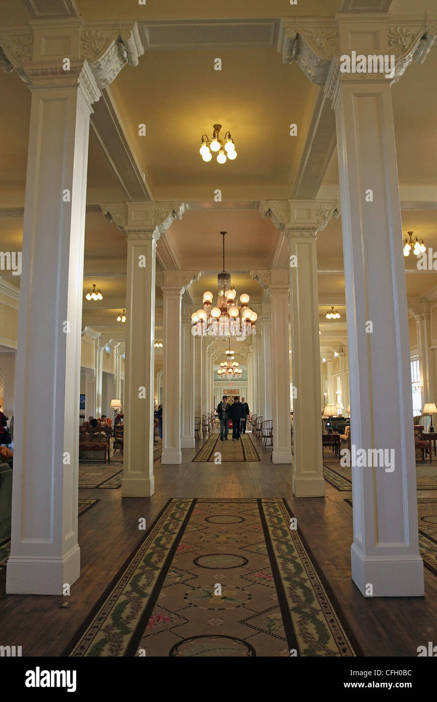 Building architecture lobby columns hi-res stock photography and images ...