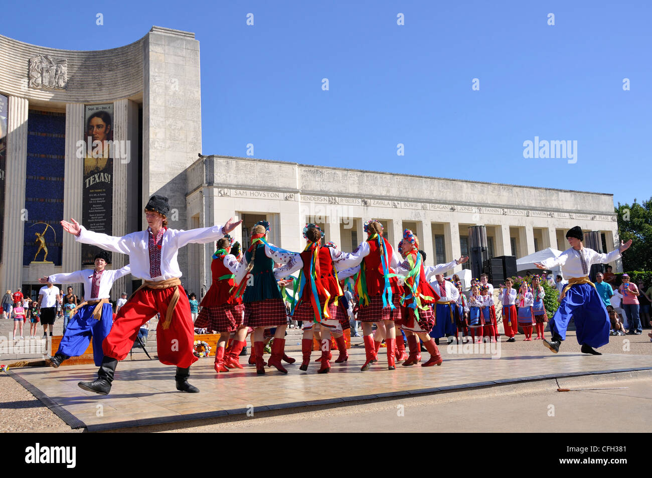 Ukrainian traditional dancing Stock Photo - Alamy