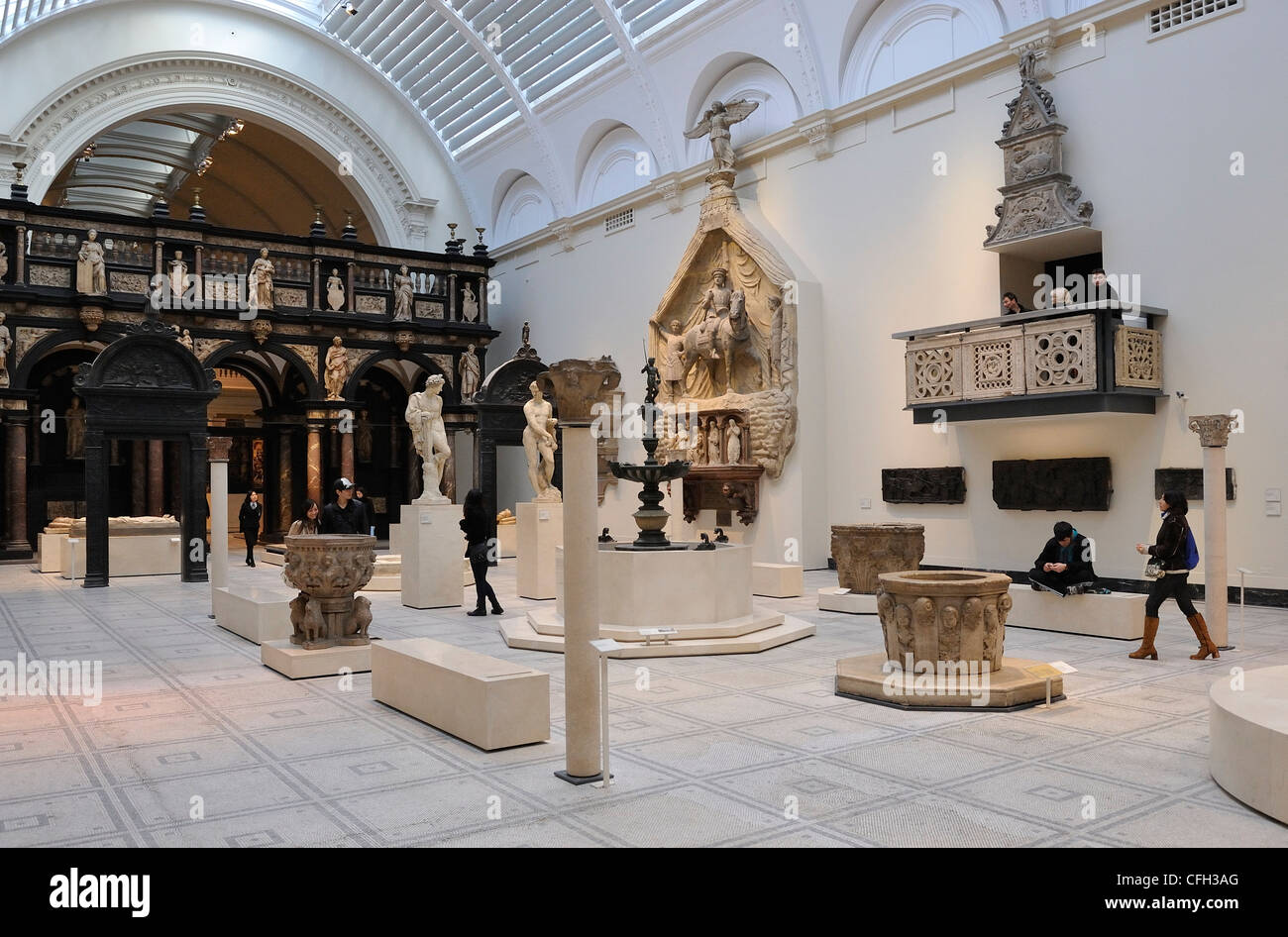 Victoria and albert museum medieval hi-res stock photography and images ...
