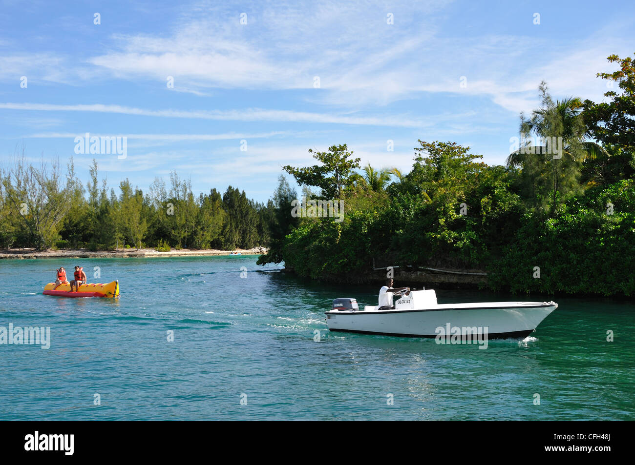 Lucaya beach, Bahamas - recreational boat ride Stock Photo - Alamy
