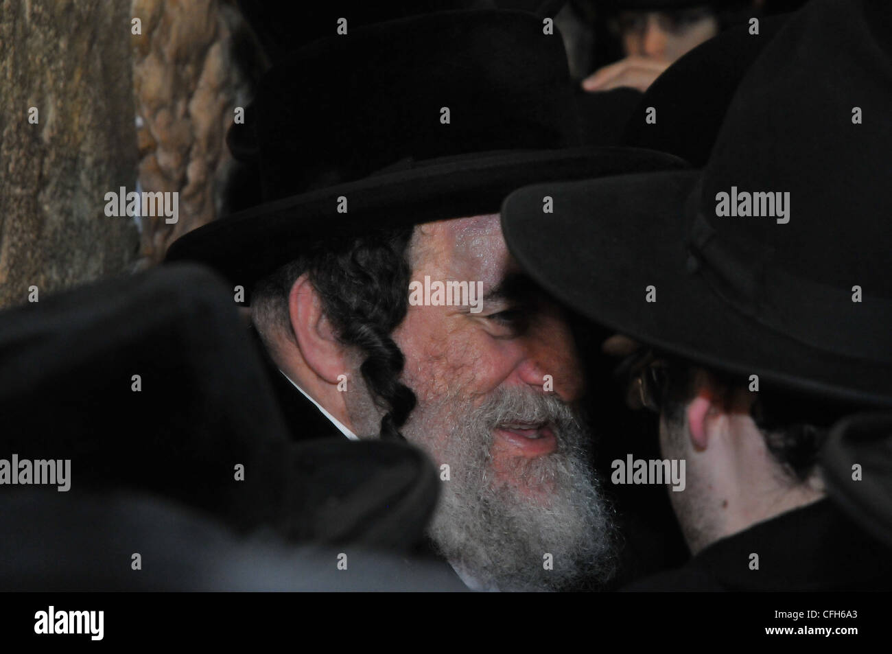 Vizhnitz Hassid at the wailing wall Jerusalem Stock Photo - Alamy