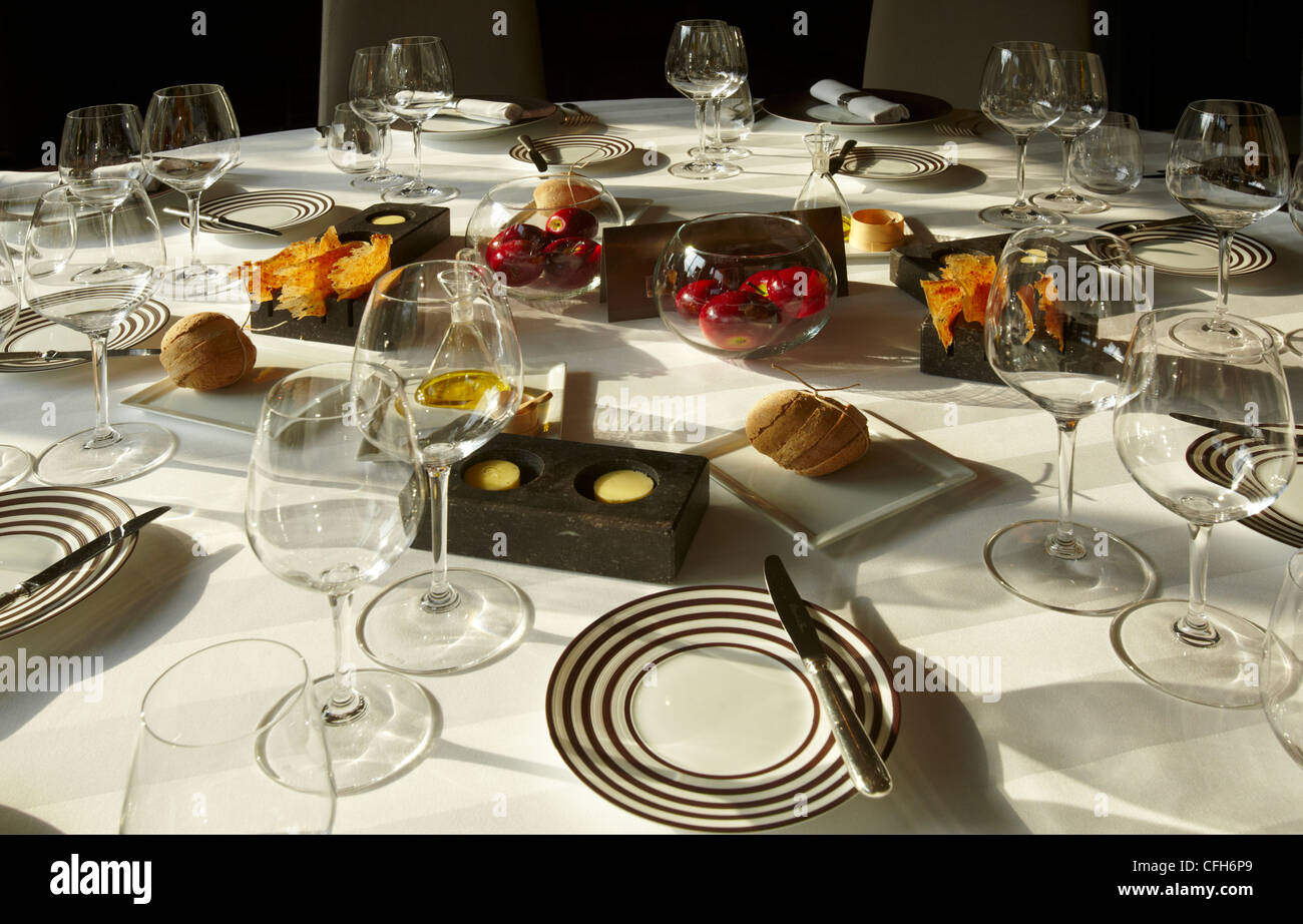 Dinner Table, Crockery Stock Photo - Alamy