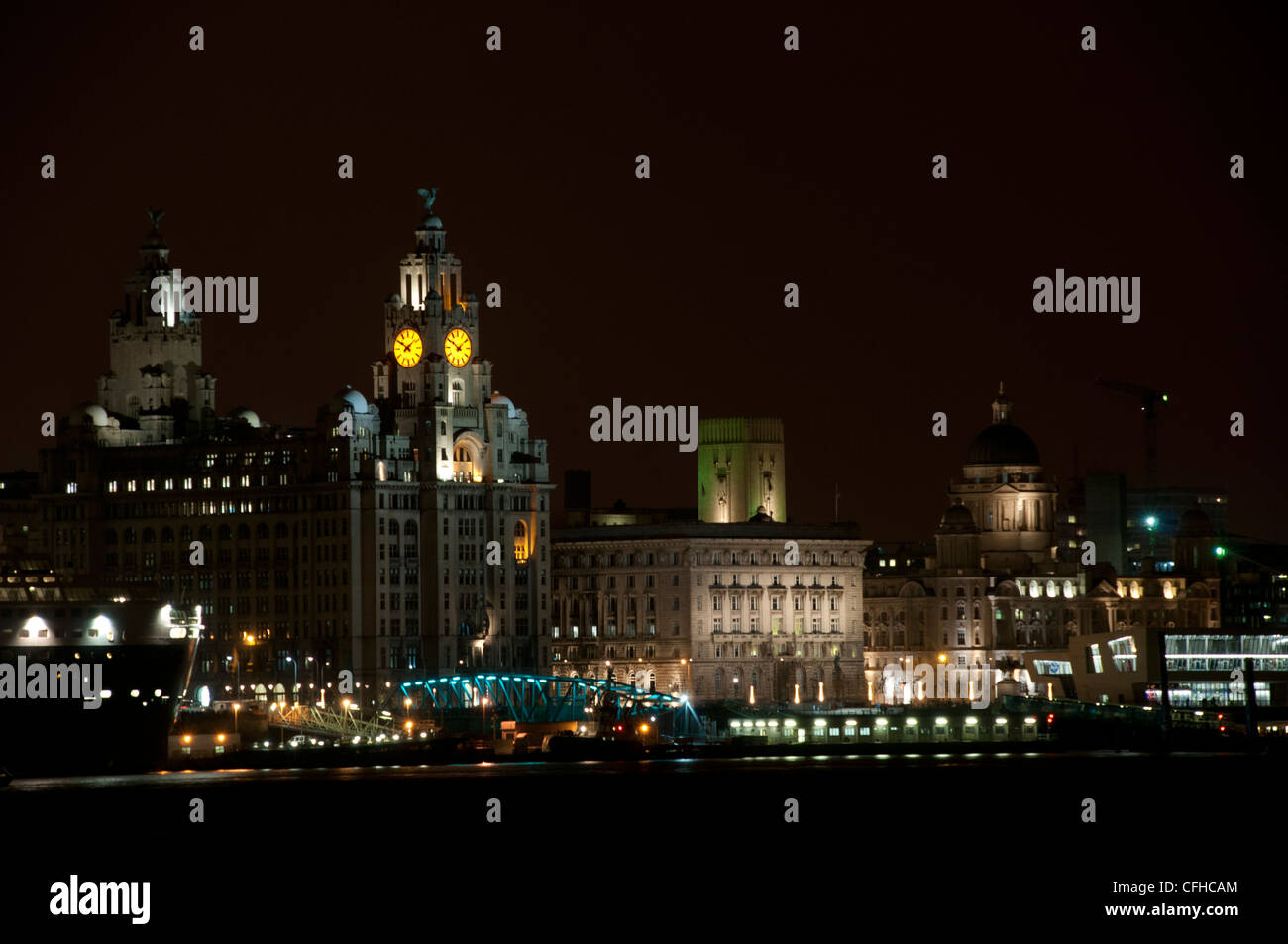 Liverpool waterfront at night hi-res stock photography and images - Alamy