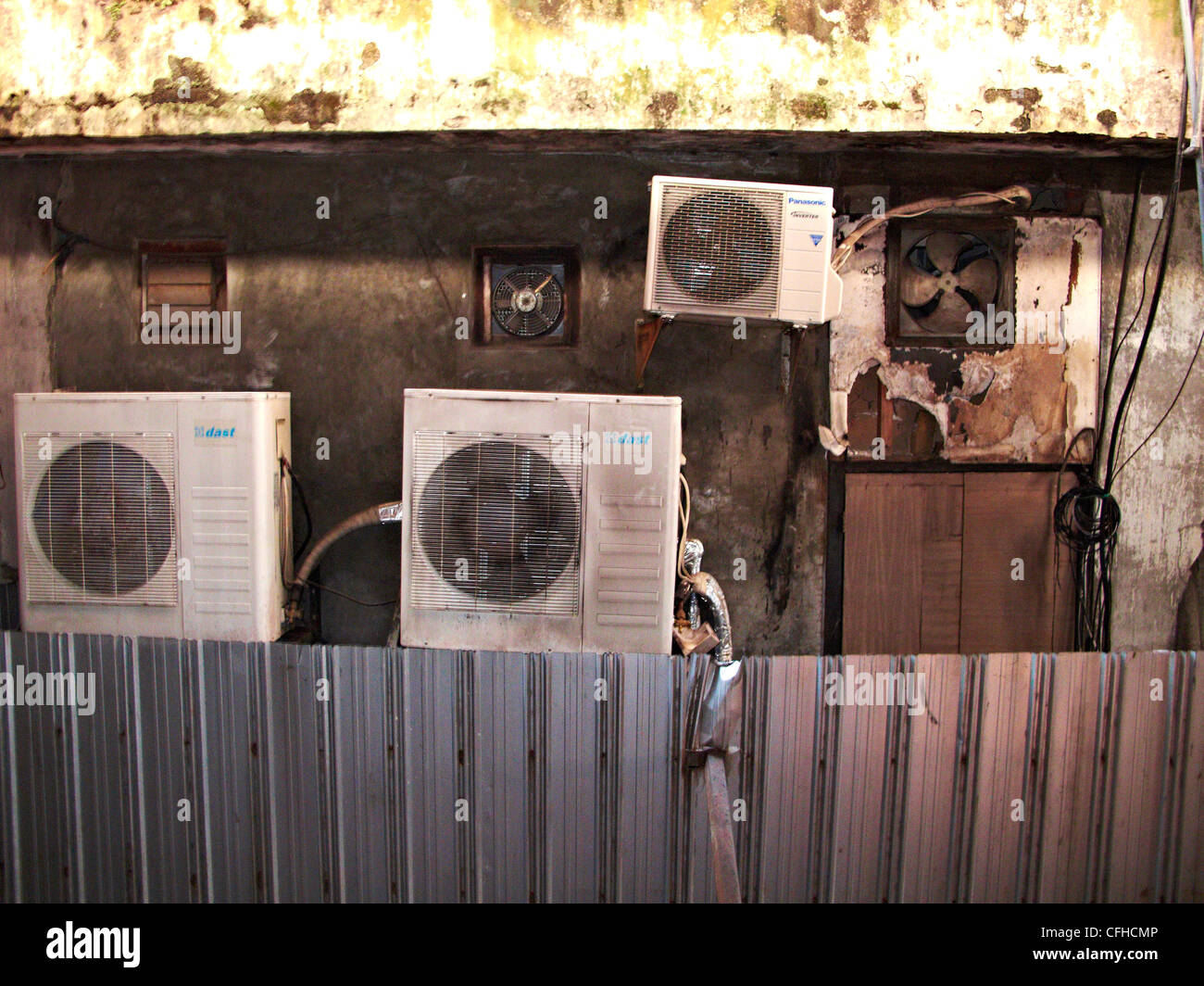 Air conditioning units wall hi-res stock photography and images - Alamy