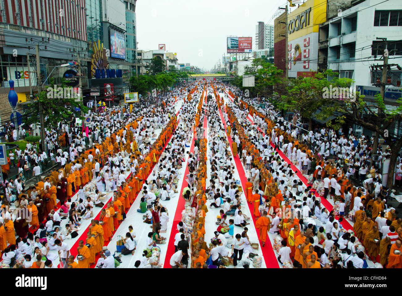 Making merit in buddhism hi-res stock photography and images - Alamy