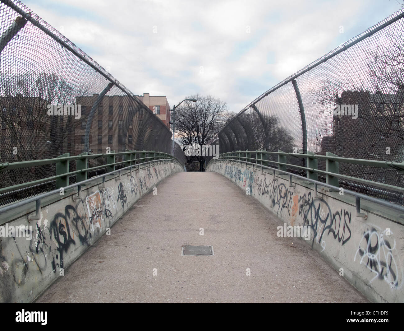 Bridge graffiti hi-res stock photography and images - Alamy