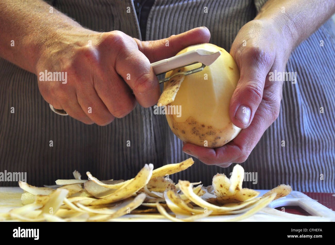 Potato peelings hi-res stock photography and images - Alamy