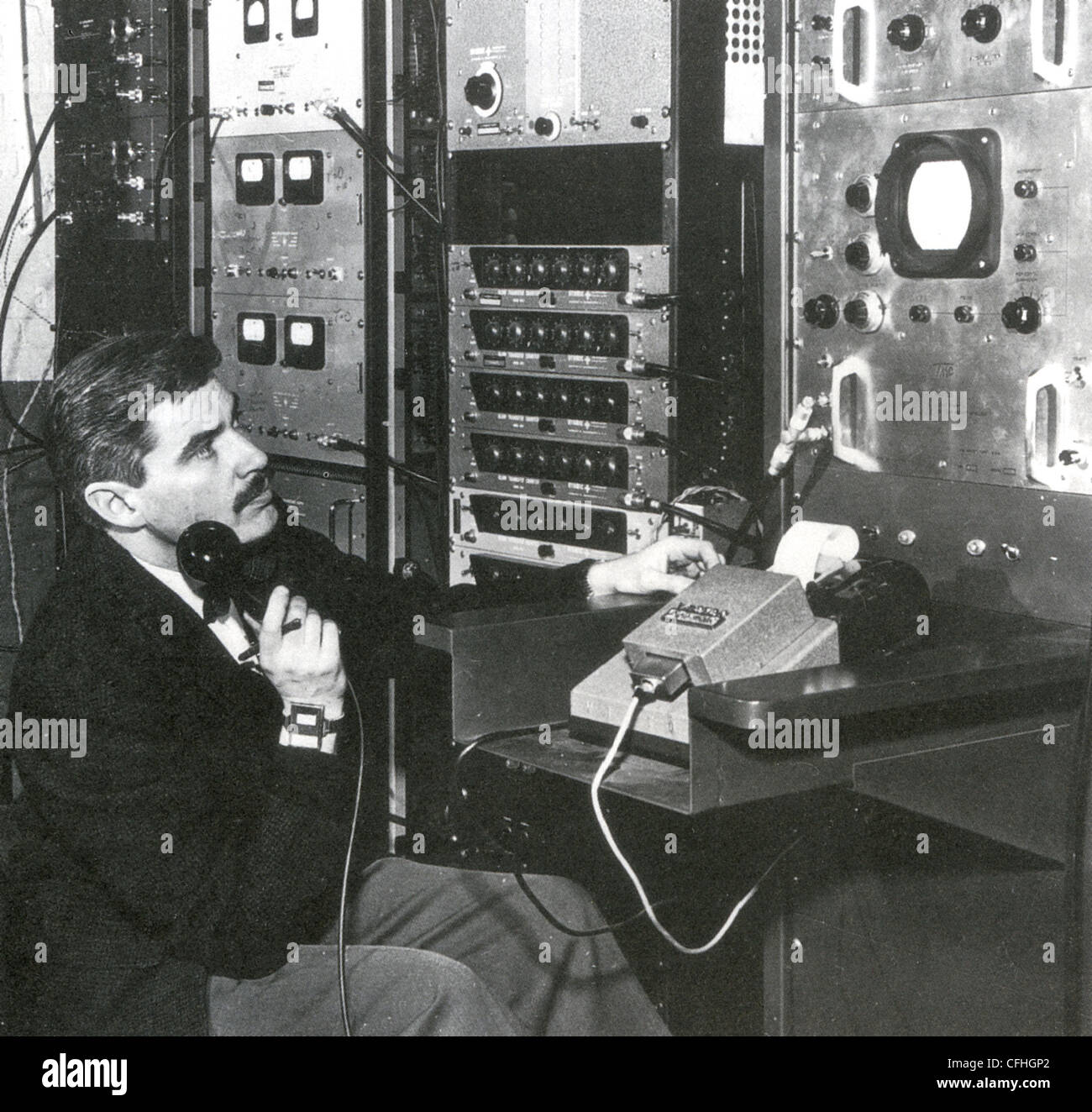 ROBERT VIVIAN POUND (1919-2010) US physicist at Harvard in 1960 working ...