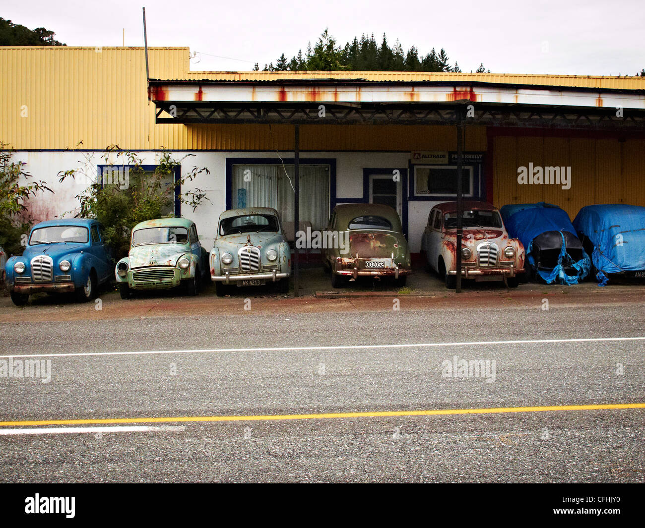an old garage with old rusty cars by the roadside New Zealand Stock ...