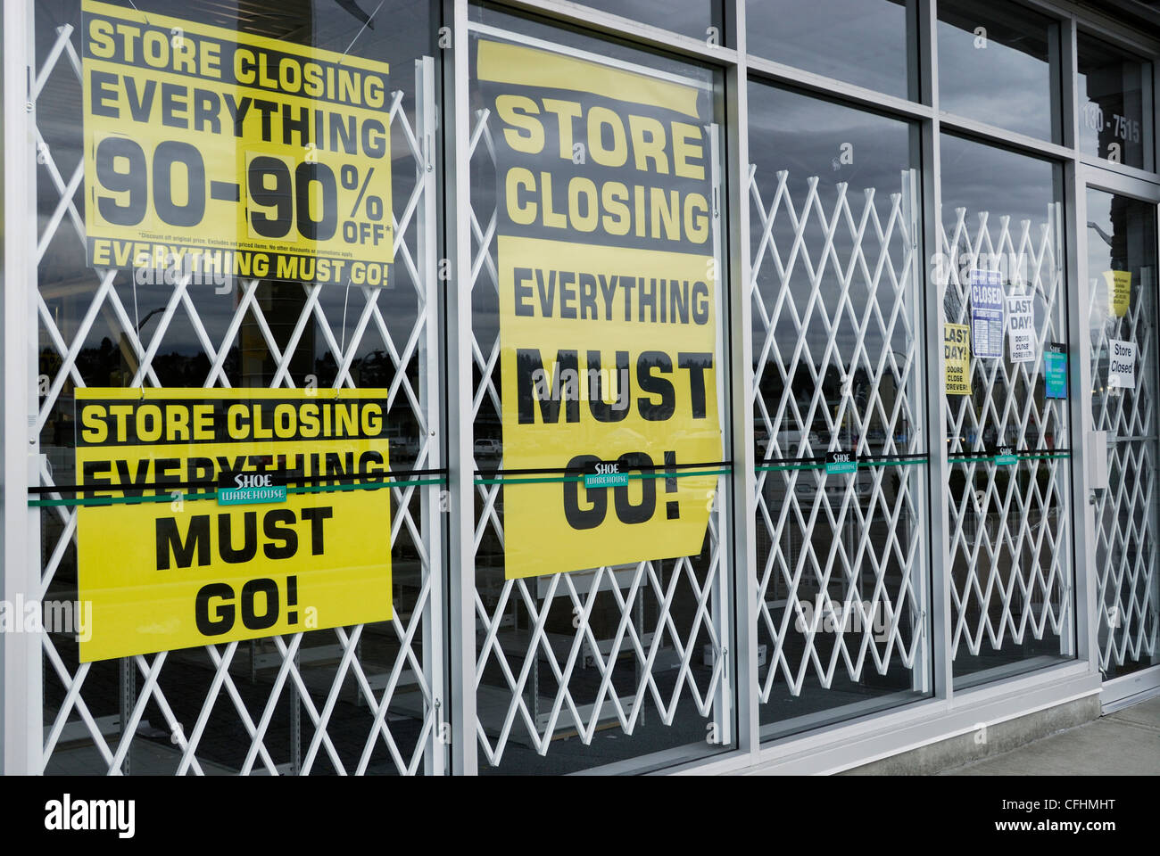 Store going out of business Stock Photo - Alamy