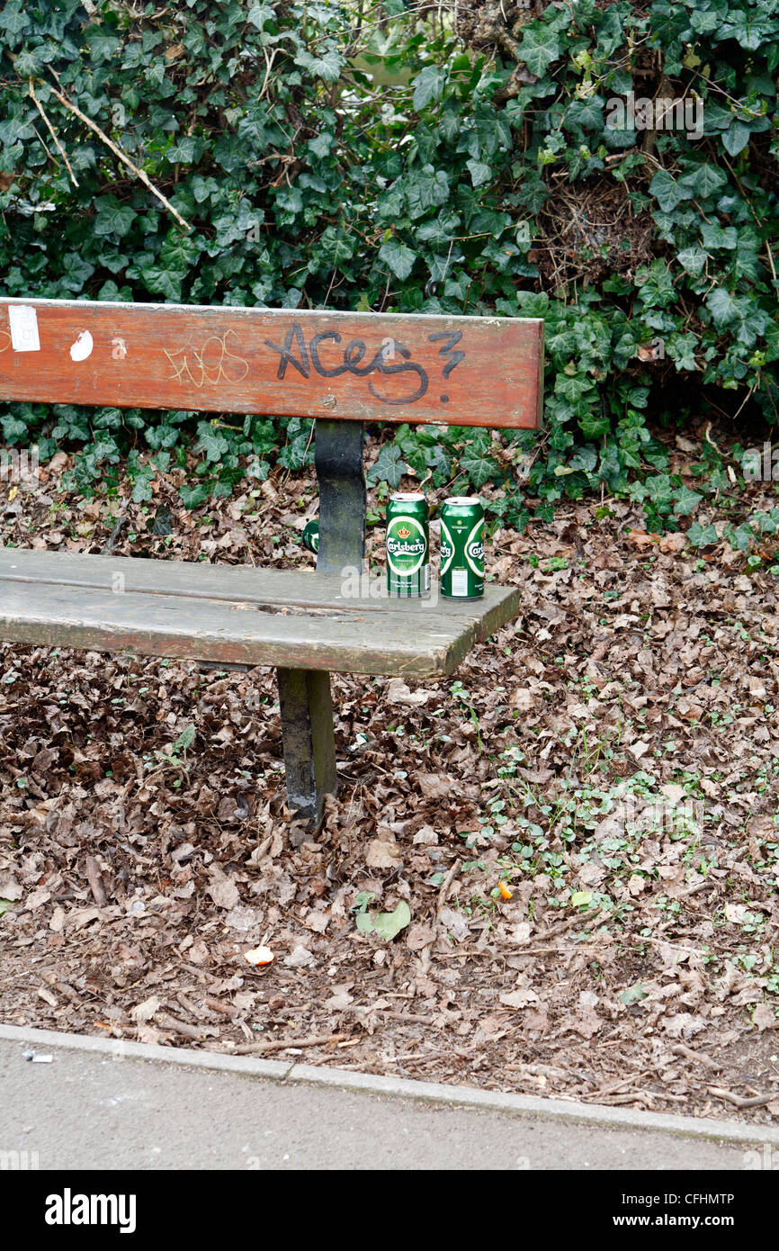 Empty beer cans left on a park bench Stock Photo - Alamy