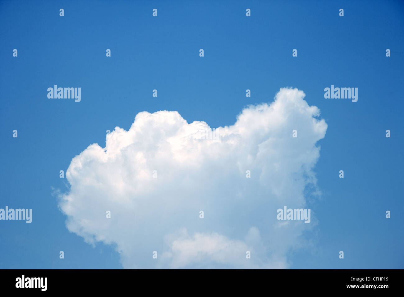 A single white cumulus cloud in a blue sky Stock Photo - Alamy