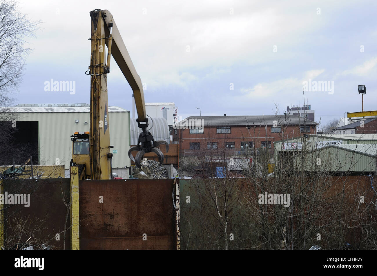 Scrap yard claw hi-res stock photography and images - Alamy