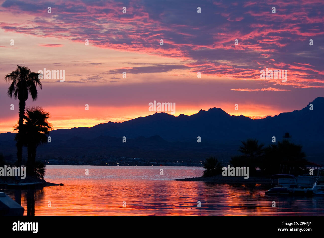 Sun setting over lake hi-res stock photography and images - Alamy