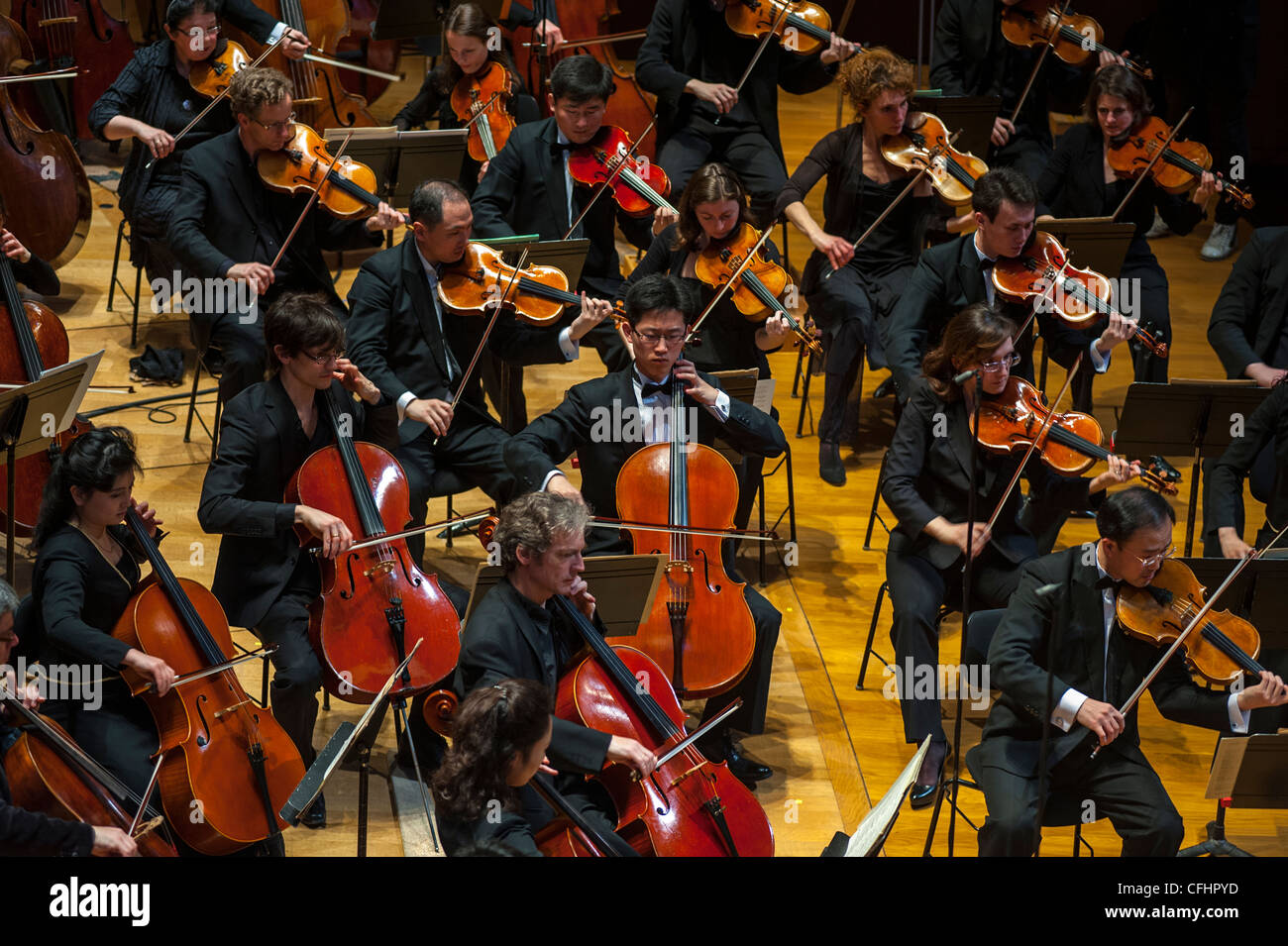 Theater concert crowd hi-res stock photography and images - Alamy