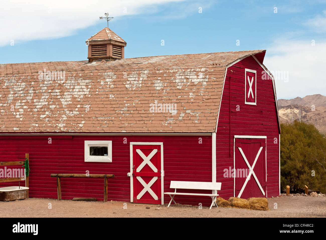 White barn red doors hi-res stock photography and images - Alamy
