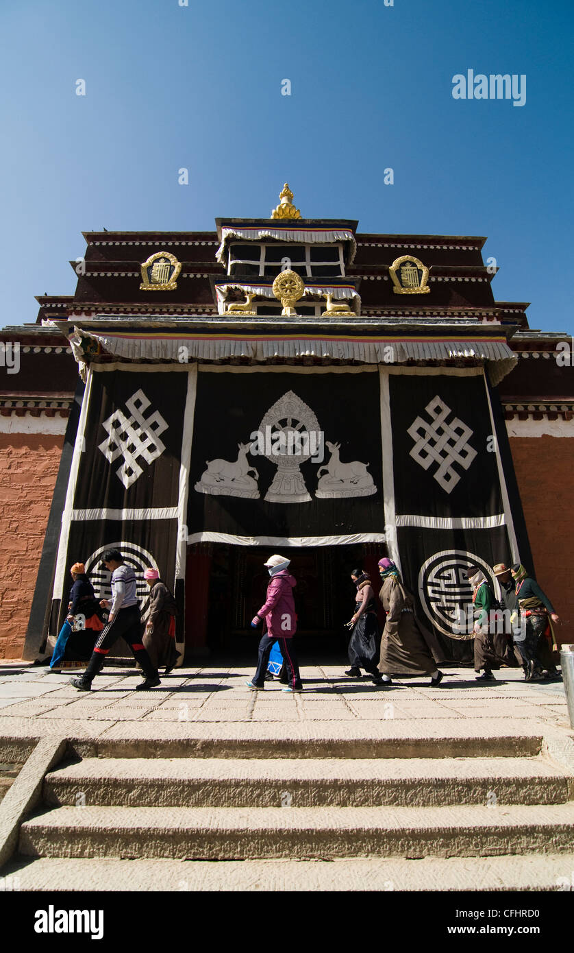 Tibetan Buddhist monks in Labrang monastery in Xiahe Stock Photo - Alamy
